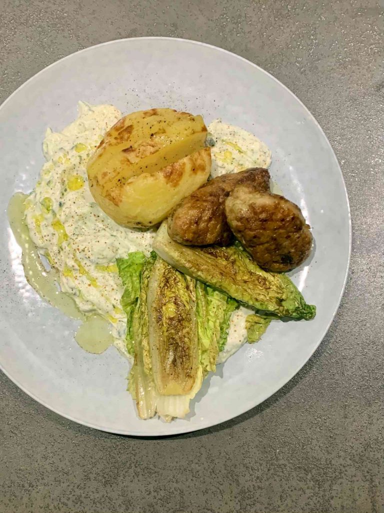 Kipkofte met zelfgemaakte tzatziki, gepofte aardappel en gegrilde ...